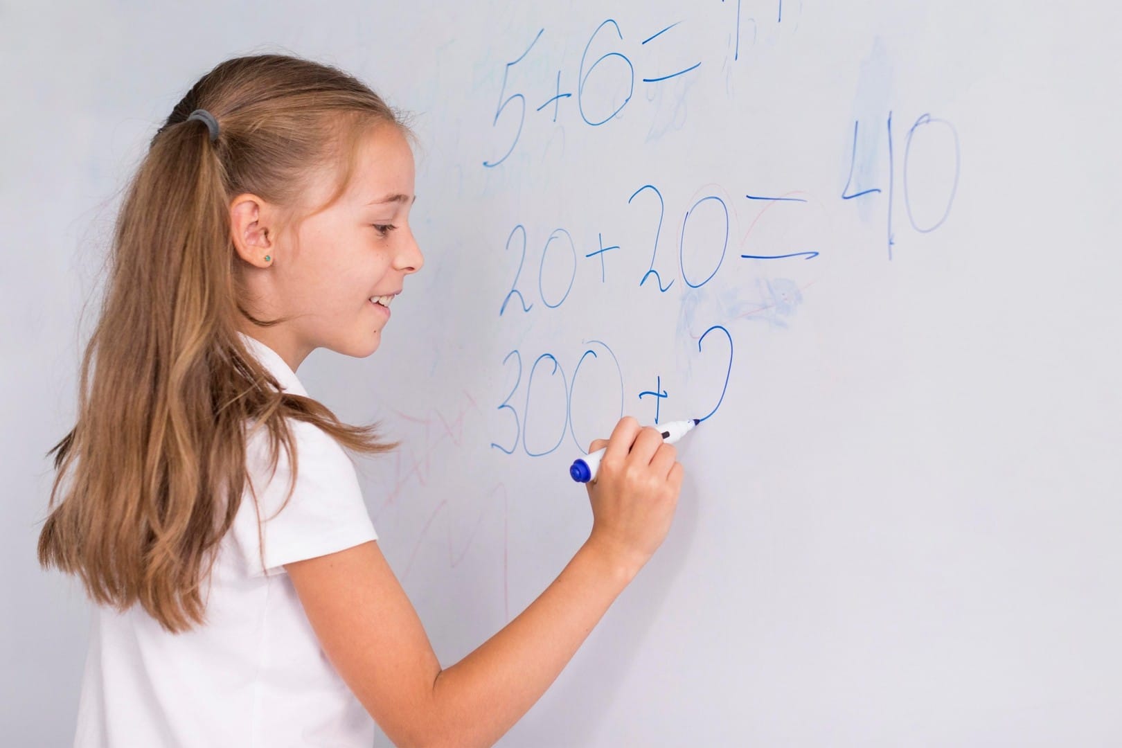 girl-doing-math-whiteboard – Özel Çocuklar Eğitim ve Dayanışma Derneği